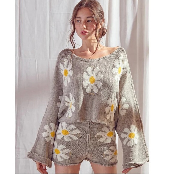 Storia | Sweaters | Storia Grey With White Daisy Bell Sleeve Sweater ...